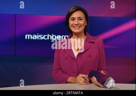 Moderatorin Sandra Maischberger in ihrer ARD Talkshow Maischberger ...