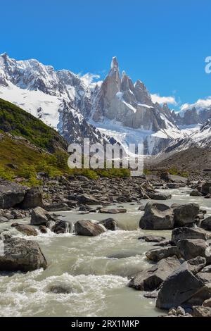 Cerro Chalten (o Cerro Fitz Roy) e Rio Fitz Roy, parco nazionale Los ...