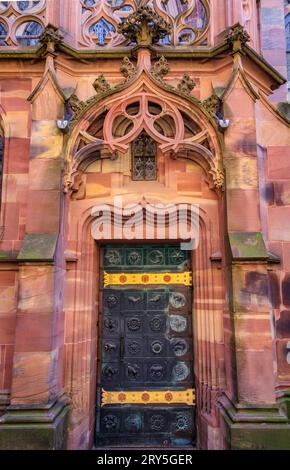 Facciata gotica decorata e porta laterale della cattedrale di Notre ...