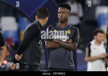 L'attaccante brasiliano del Real Madrid Vinicius Junior guarda durante ...