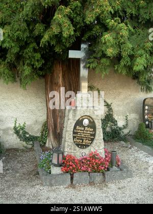 Una fotografia della tomba dei genitori di Adolf Hitler, Klara e Alois ...