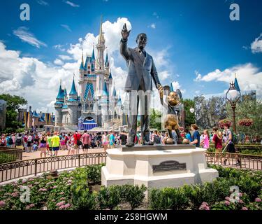 Statua di Walt Disney e Topolino al parco Disneyland Paris. Walt Disney ...