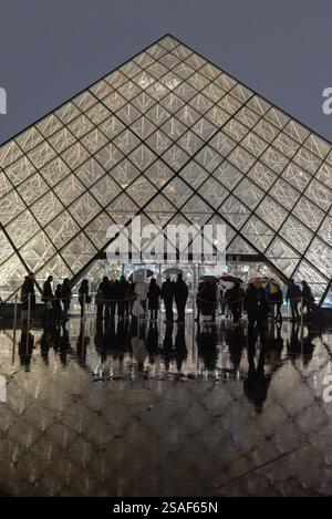 I visitatori che fanno la fila per entrare al Museo del Louvre il 12 ...