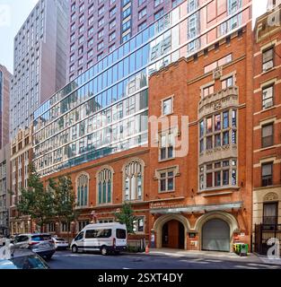 Un facsimile della facciata gotica del Christ Church Memorial Building ...