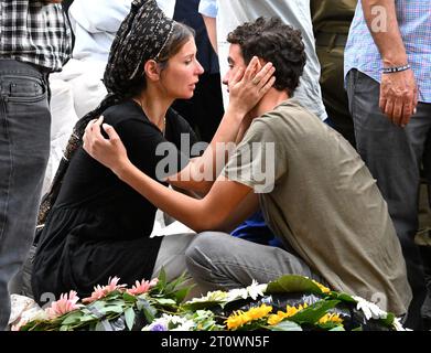 Gerusalemme, Israele. 9 ottobre 2023. Famiglia e amici piangono al ...
