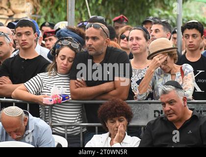 Gerusalemme, Israele. 9 ottobre 2023. Famiglia e amici piangono al ...