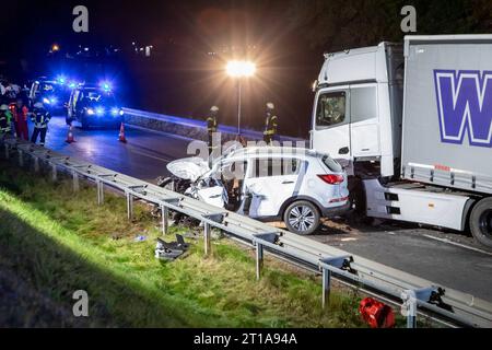 Lauta - PKW kollidiert frontal mit LKW: Fahrerin stirbt 11.10.2023 gegen 17:00 Uhr Lauta, OT ...