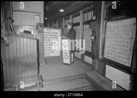 SCOTS EXPRESS: RAILWAYS AT WAR, UK, 1944 - due soldati americani si ...