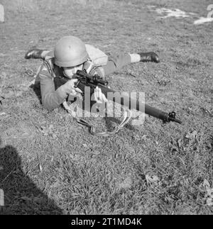 Un soldato del 1st Royal Ulster Rifles, 1st Airborne Division, spara un ...