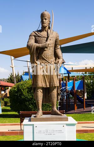 Statua dell'ultimo imperatore bizantino (Costantino XI Palaiologos) a ...