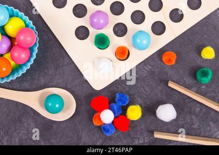 Piccoli pompon colorati come accessori da utilizzare per giocare e ...