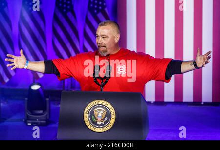 Il presidente locale 1268 della United Auto Workers Matt Frantzen (L ...