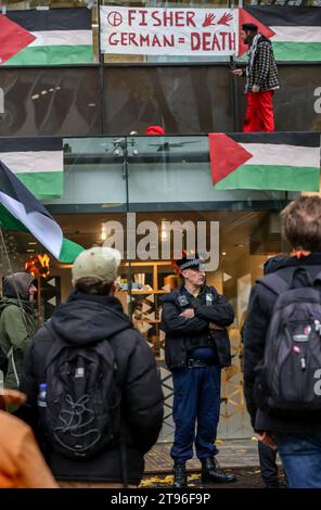 Un attivista occupa il tetto di vetro della Centurion House mentre ...