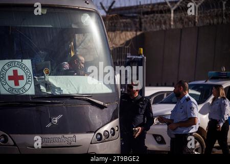 24 novembre 2023, Israele, Ramallah/Beituniya: Agenti di sicurezza ...