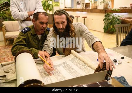 Israele. 26 novembre 2023. Memeber della comunità di Kfar Azza siede ...