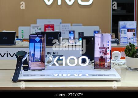 SHANGHAI, CINA - 28 NOVEMBRE 2023 - il telefono cellulare della serie ...