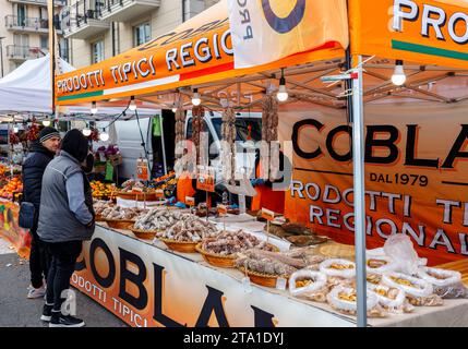 Rivoli, Piemonte, Italia - 27 novembre 2023. Mongolfiere in vendita al ...
