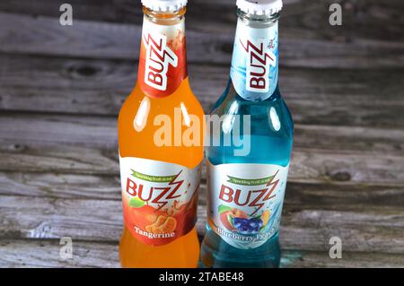 Cairo, Egitto, 24 novembre 2023: Bevanda gassata Buzz alla frutta ...