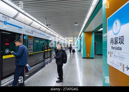 CHONGQING, CINA - 30 NOVEMBRE 2023 - i cittadini percorrono la linea 5 ...