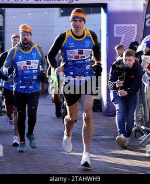 Kevin Sinfield parte all'inizio della prima giornata del 7 in 7 ...