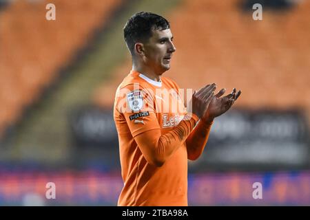 Albie Morgan n. 8 di Blackpool applaude i tifosi alla fine della ...