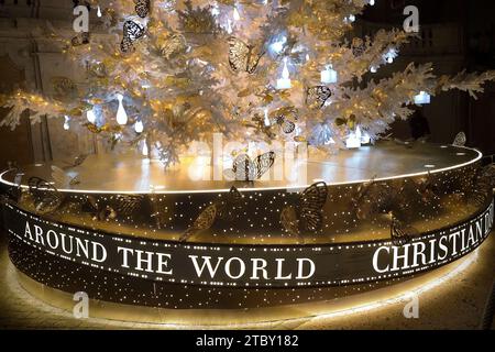 Roma, Italia. 8 dicembre 2023. Dior illumina Piazza di Spagna a Roma ...