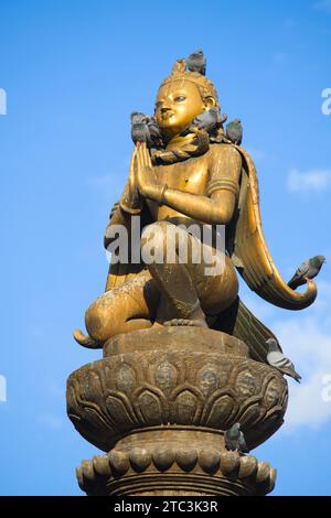 Il Nepal, Patan Durbar Square. Statua di Garuda, mani in Namaste gesto ...