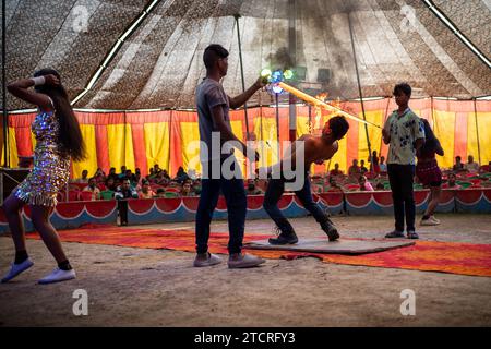 Kolkata, India. 14 dicembre 2023. Due uomini nani, che interpretano il ...