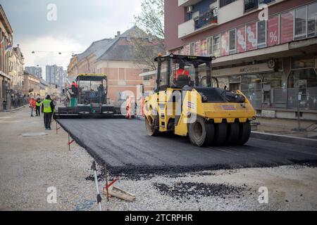 Belgrado, Serbia, 9 dicembre 2023: Rullo pneumatico e rullo a doppio ...