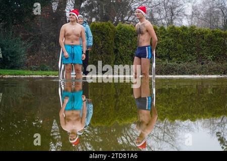 Die ersten Schwimmer gehen beim Adventsschwimmen in Trebur bei 2 Grad ...