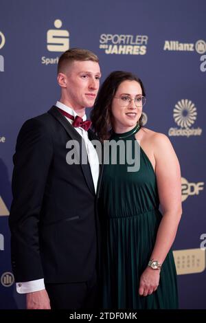 Florian Wellbrock (Schwimmen) mit Ehefrau Sarah Wellbrock auf dem roten ...