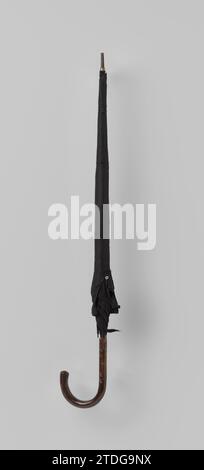 Ombrello con ponte di seta nera semplice, su bastoncino di metallo su ...