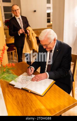 18 dicembre 2023, Baden-Württemberg, St. Peter: Elke Büdenbender (l-r ...