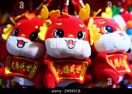 QINGDAO, CINA - 25 DICEMBRE 2023 - i calzini rossi per il capodanno ...