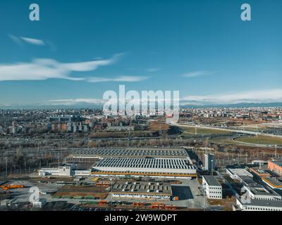 Vista dall'alto da un drone dell'ultima stazione della metropolitana e ...