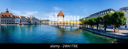 La torre medievale di Wasserturm e il ponte coperto di Kapellbrucke sul ...