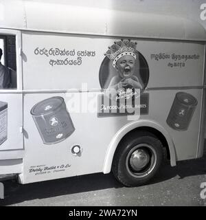 1953, storico, un furgone Commer su una strada a Colombo, Celyon, Asia ...