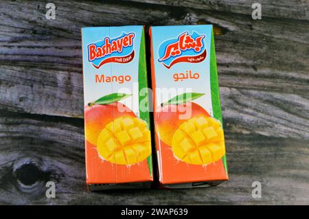 Cairo, Egitto, 2 gennaio 2024: Succo di mango Bashayer, succo di frutta ...