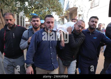 I palestinesi partecipano ai funerali di Hamza Wael Dahdouh ...