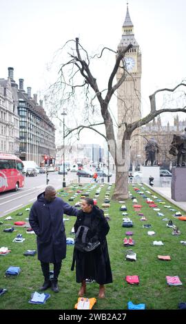 Yemi Hughes, tenendo in mano i vestiti che suo figlio Andre Aderemi, 19 ...