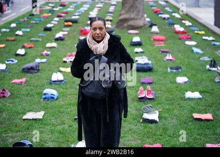 Yemi Hughes, tenendo in mano i vestiti che suo figlio Andre Aderemi, 19 ...