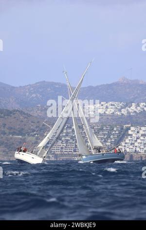Bodrum, Turchia. 3 dicembre 2023: Le barche a vela navigano con il ...