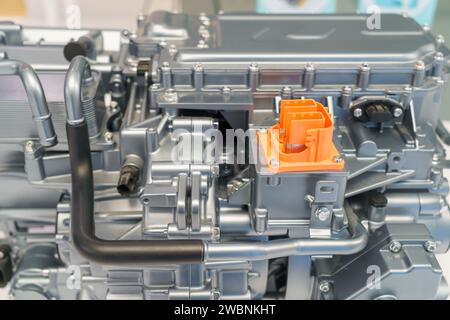 Motore potente sotto il cofano di un veicolo elettrico (EV). Questo ...