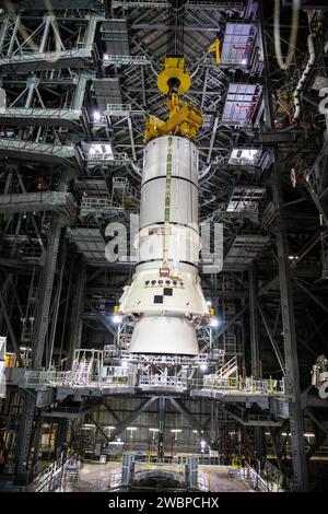 I lavoratori con Exploration Ground Systems (EGS) della NASA utilizzano ...