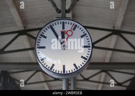 Die Uhr am Bahnhof im Ostseebad Warnemünde zeigt am Donnerstag 11.01. ...