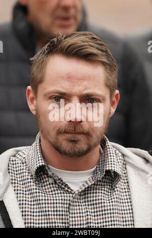 Sam Phillips, il padre di Alfie Phillips, parla con i media fuori ...