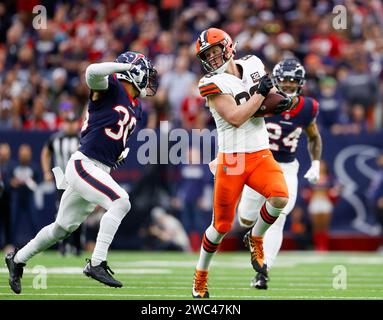 13 gennaio 2024: La safety dei Texans DeAndre Houston-Carson (30) affronta il tight end dei ...