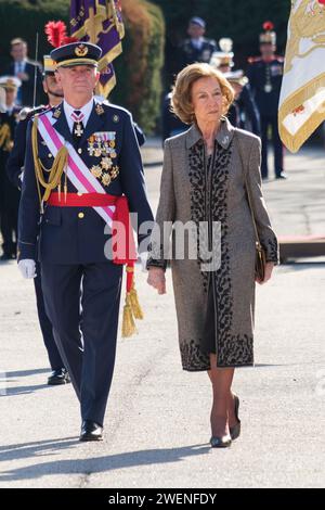 La Regina Sofia di Spagna durante l'atto del giuramento davanti alla bandiera presso la caserma ...