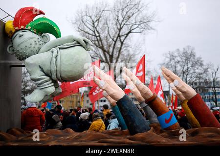 Ein Karnevalswagen des Rosenmontagszuges mit zum Hitlergruß erhobenen ...