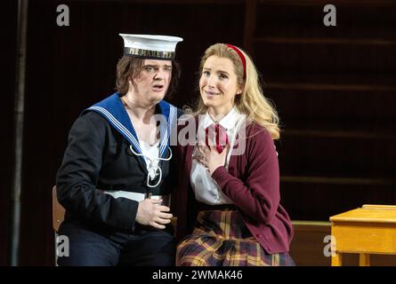 Kayleigh Decker (Dorabella) in cosi FAN TUTTE alla Welsh National Opera ...